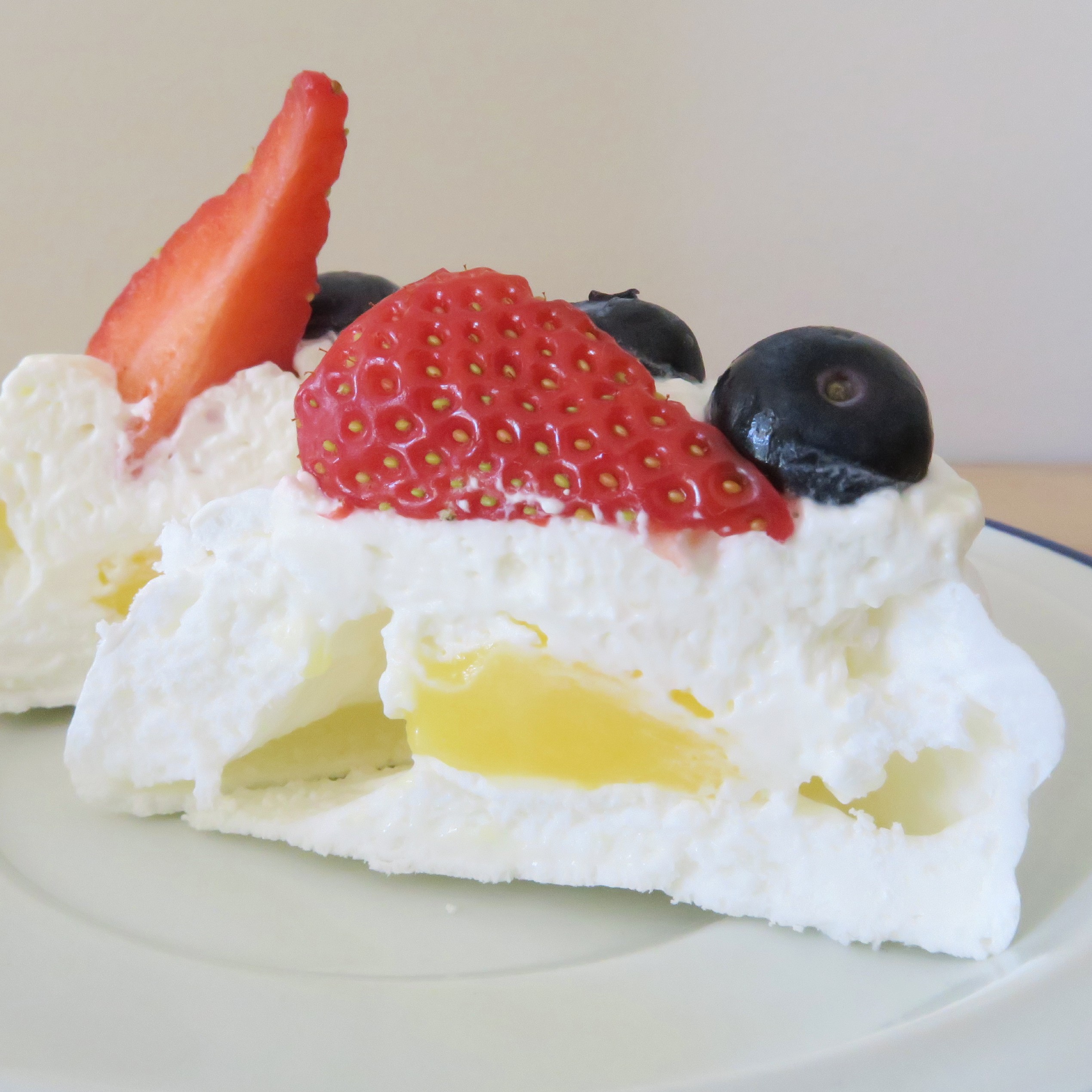 Pavlova citron fruits rouges - Pâtisserie - Amande & Cie