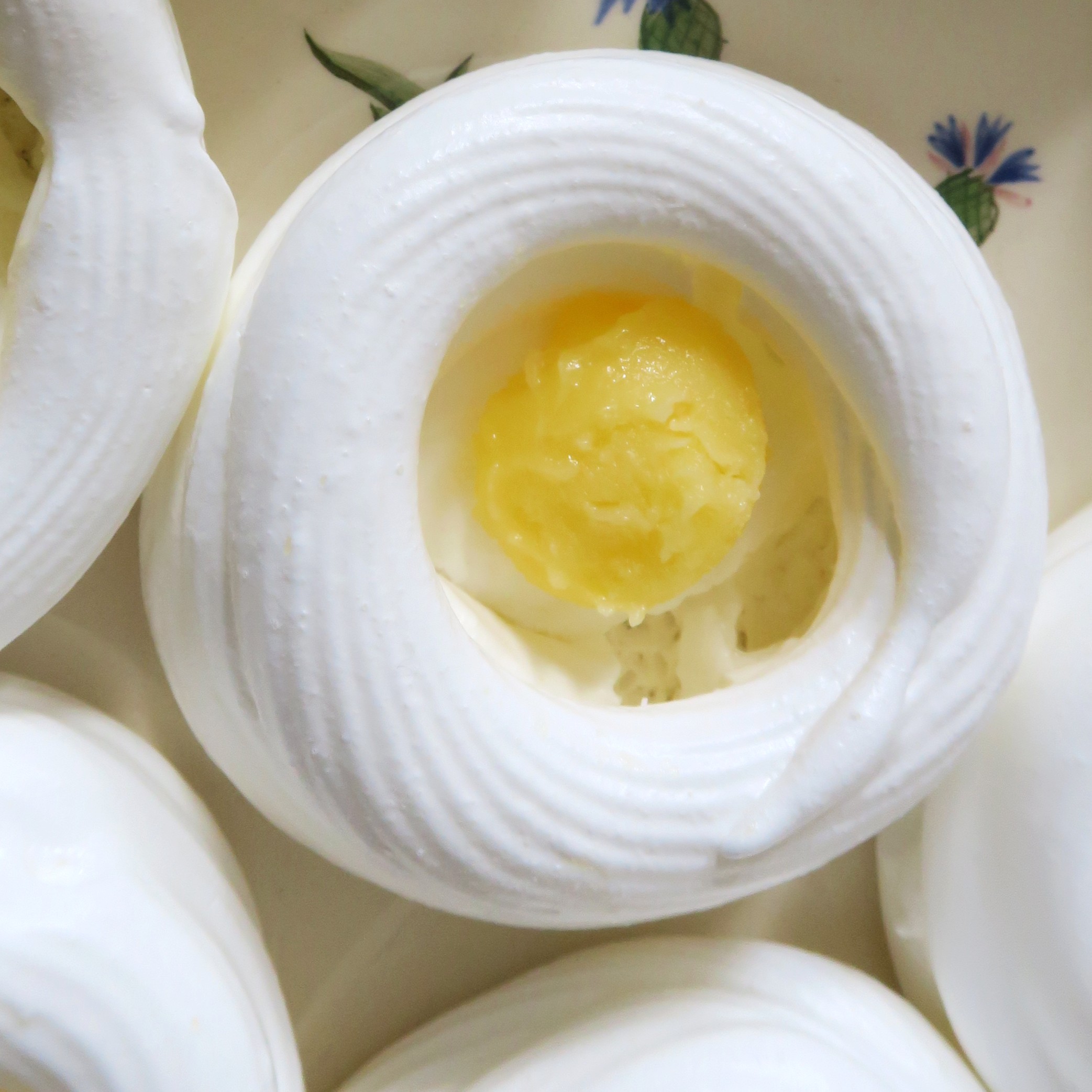 Pavlova citron fruits rouges - Pâtisserie - Amande & Cie