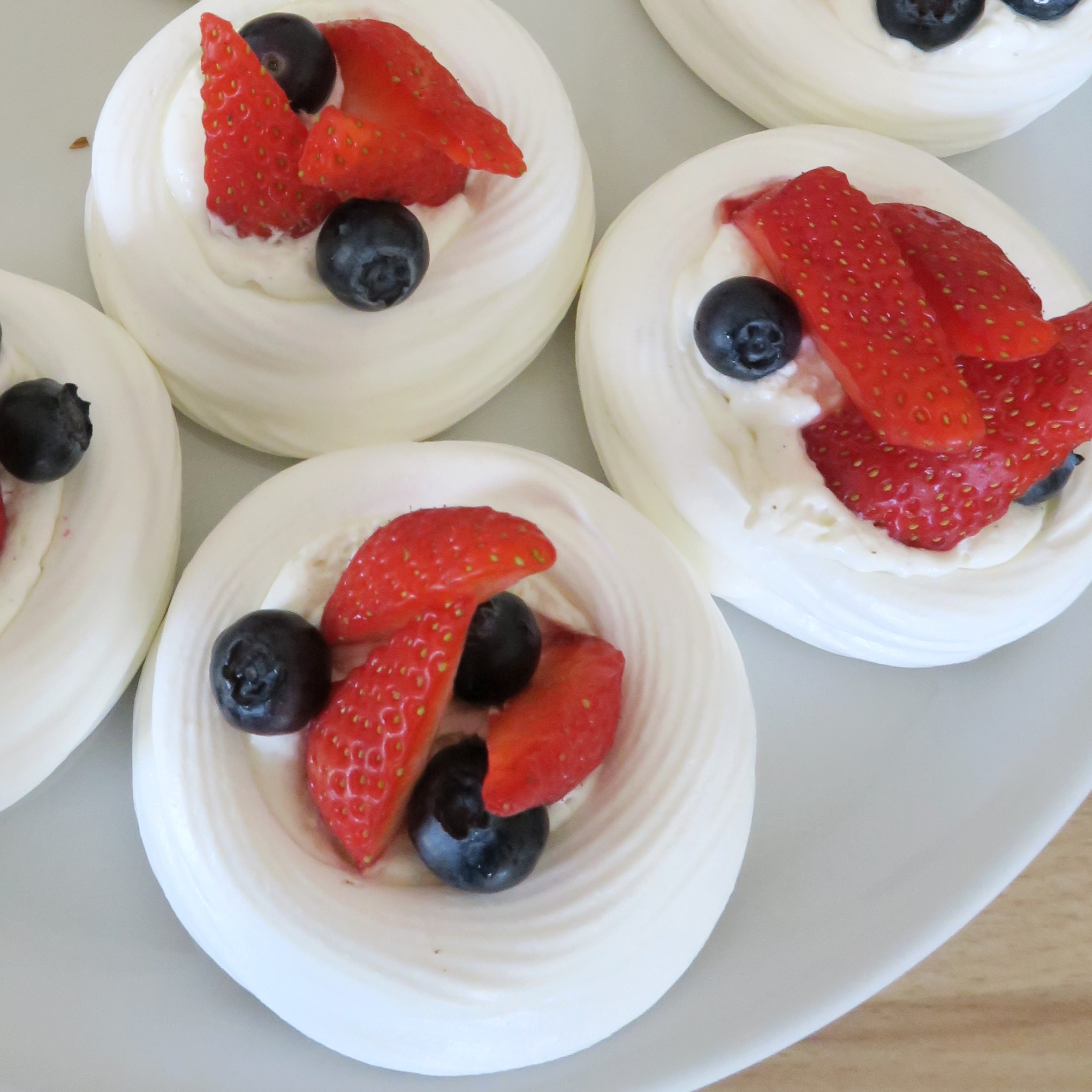 Pavlova citron fruits rouges - Pâtisserie - Amande & Cie