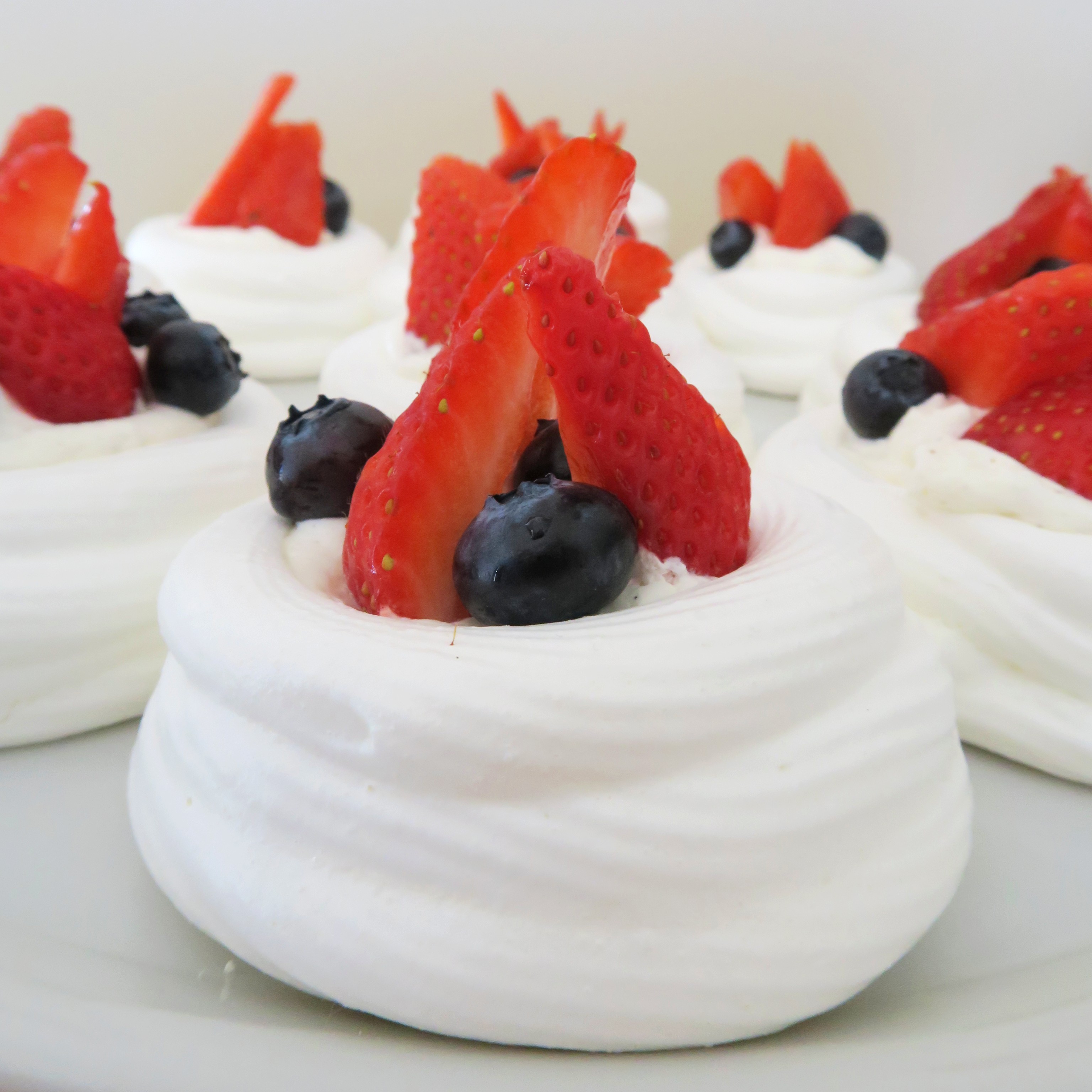 Pavlova citron fruits rouges - Pâtisserie - Amande & Cie